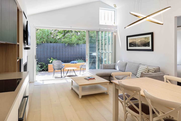 Beach Luxury Retreat- Pet Friendly, 2 Bed/bath - Leopold