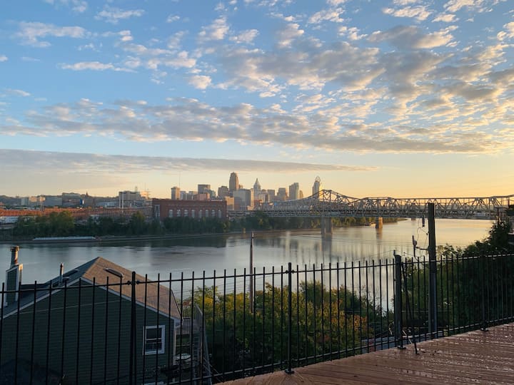 Riverfront Oasis: 5 Mins to DT/Stadiums City Views - Houses for Rent in ...