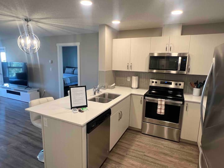 King Bed, Heated Underground Parking, 70” Tvs - Edmonton