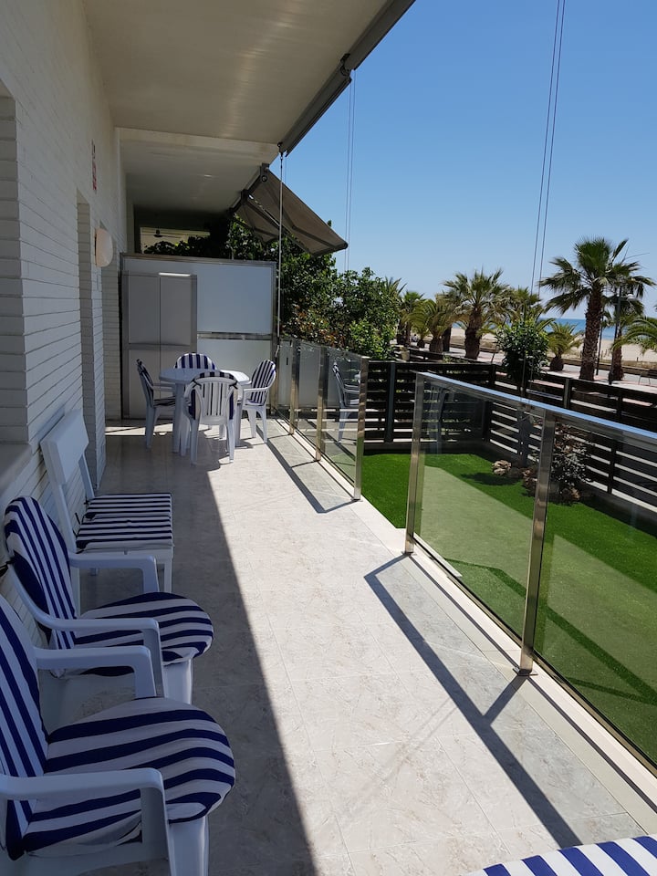 Nice, With Terrace And Garden Infront Of The Sea. - Cubelles