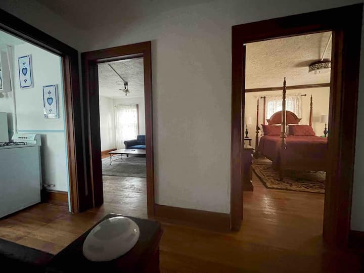 629 On Main Rental B Upstairs - Point Pleasant, WV