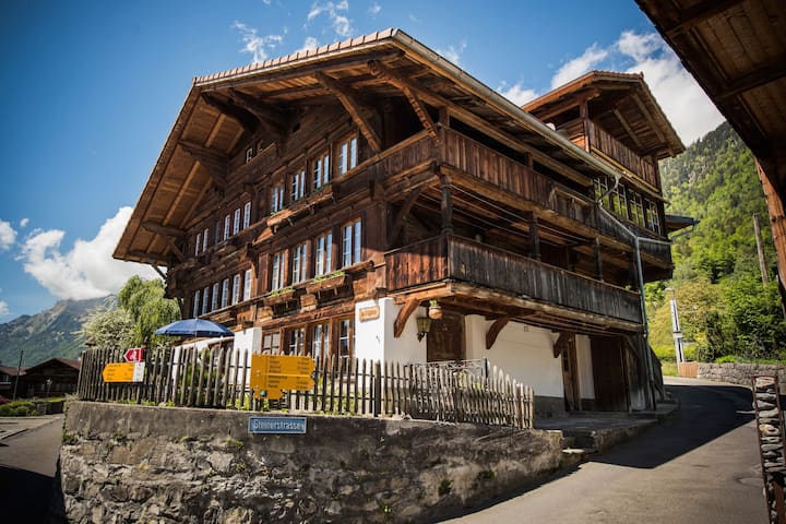 5 Min To Lake, Mountain Views, Parking - Brienz