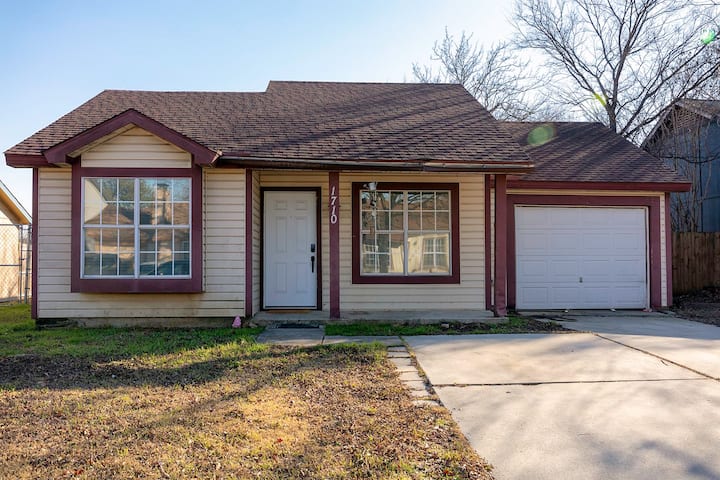 A Comfy Home For All Your Needs - Arlington, TX