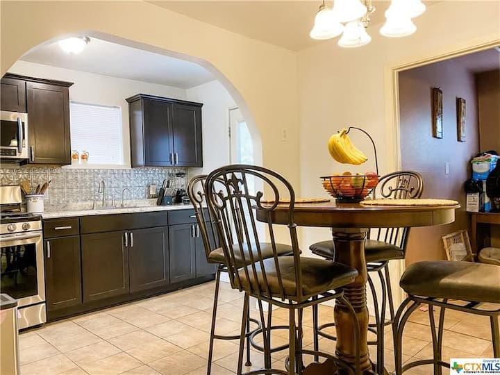 Convenient, Cozy, And Dog-friendly! - San Marcos, TX
