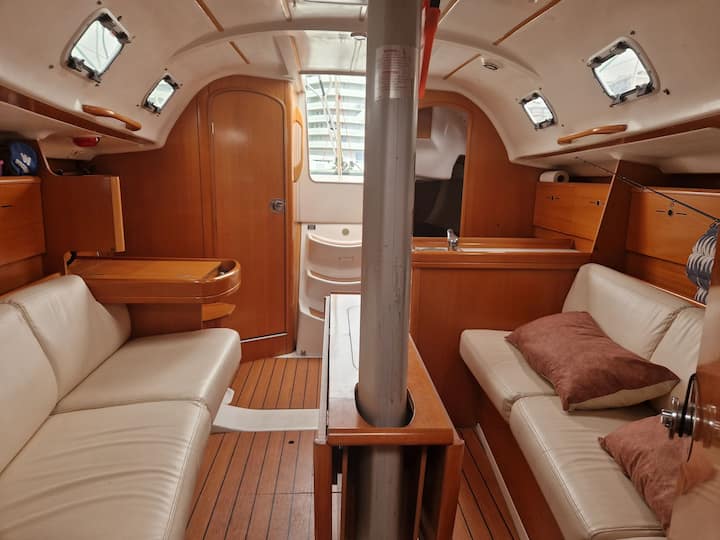 Voilier Port De Plaisance
(Logement Chauffé) - Le Havre