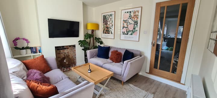 Near Airport & Train. 2 Double Bedrooms + Parking. - Essex
