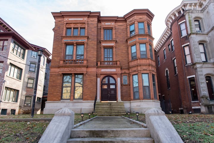 Bourbon Big Shot Mansion - Louisville