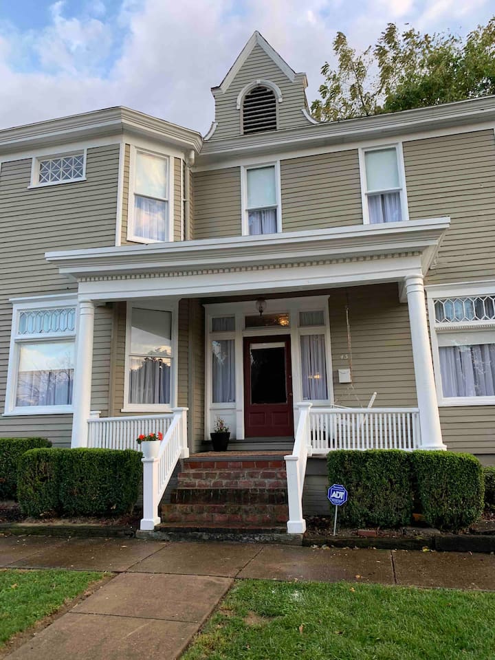 Classic 4 Br Home At Haynie’s  Corner - Evansville, IN