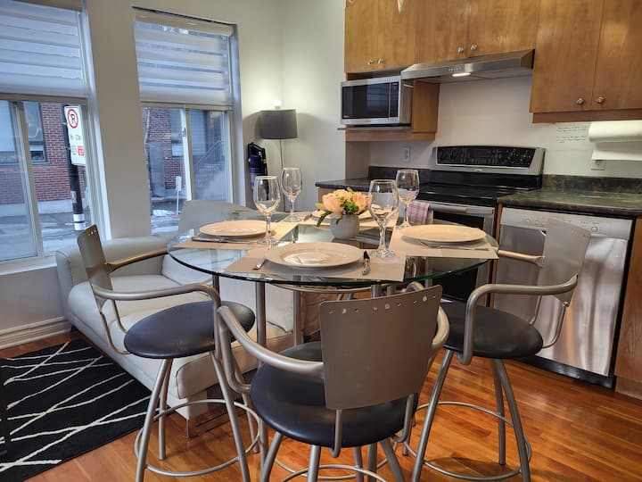 Cozy 2 Bedroom Downtown Apt + Parking (No Tax) - Montreal