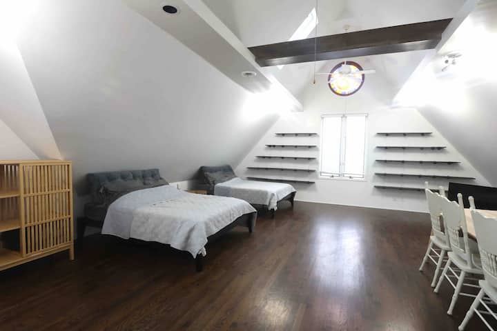 Cozy Convenient Crescent Loft - Louisville, KY