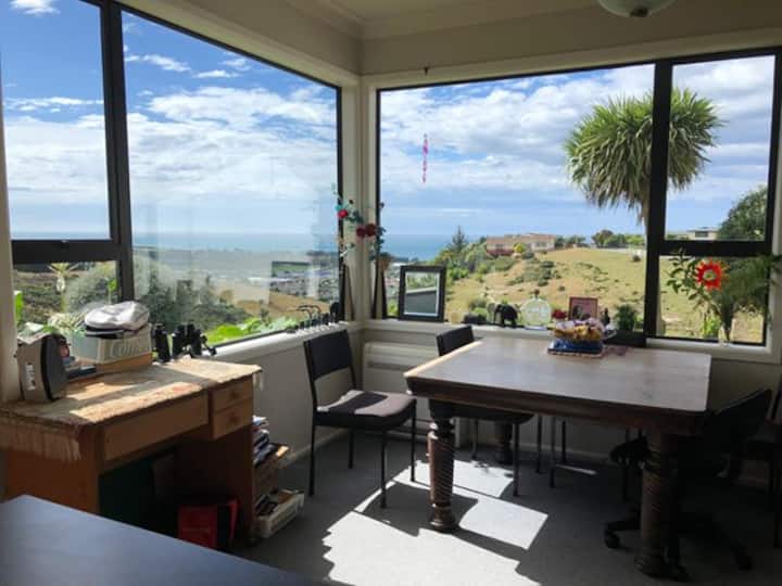 Lifestyle Retreat. Room No.2 
 Queen Bed - Oamaru