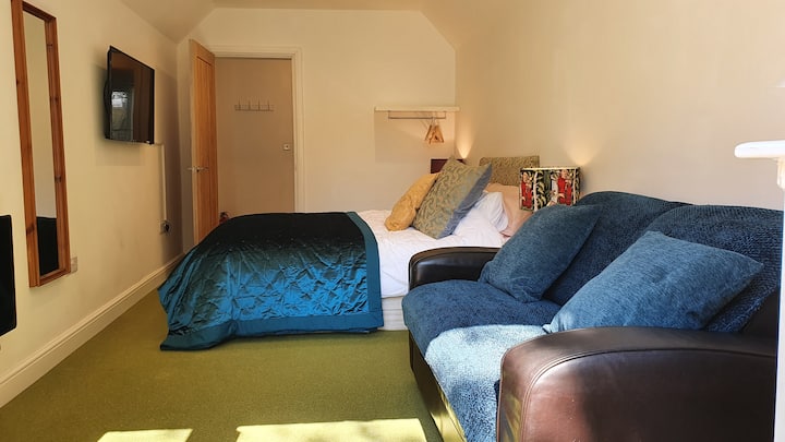 Garden Suite + Private Heated Pool + Free Parking - Hastings