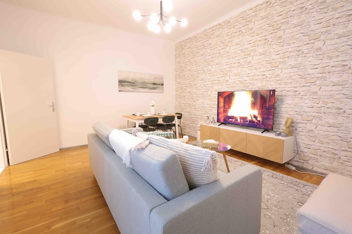 Emerald Holiday Home +With Patio+ - Vienne