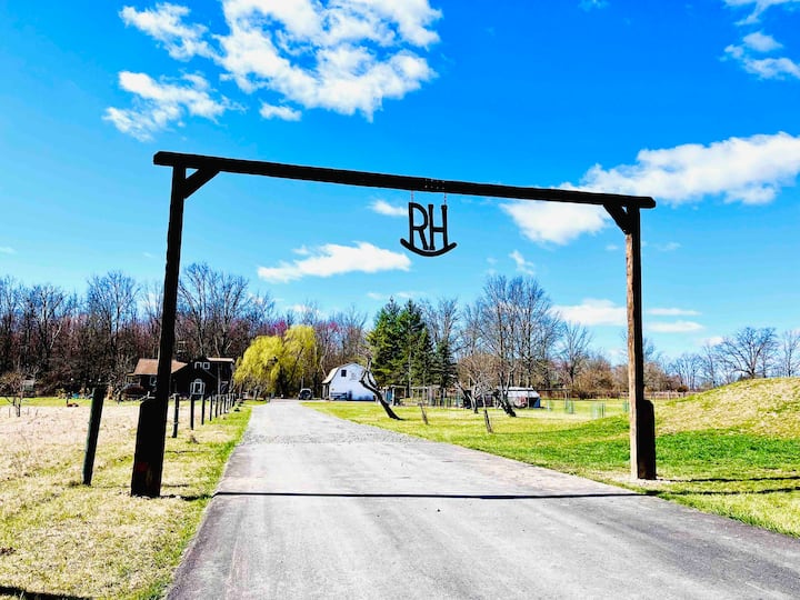 Rockinghorseacres* 5 Star Accommodations - Ralph Stover State Park, Pipersville