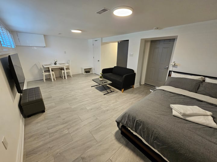 Renovated Private Studio B1 Toronto With Parking - Mississauga