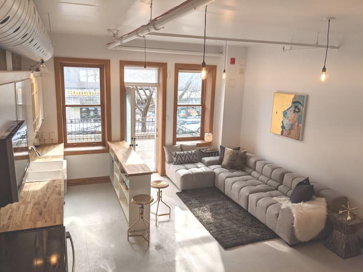 Chic 3-bedroom Escape | Patio & Bbq | Sleeps 10 - Laval