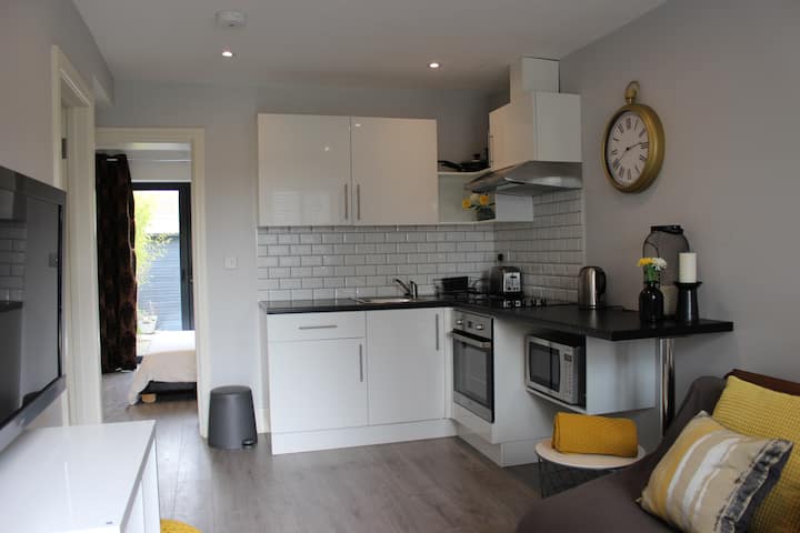 Secure Self Contained Annexe With Own Entrance - Hampton