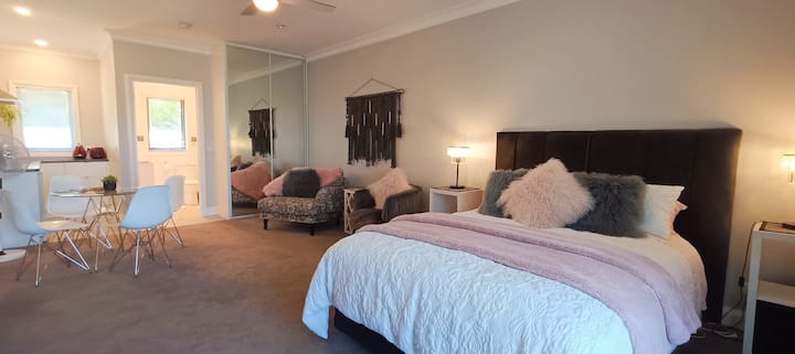 Room 3 By The Lake @ Glen Elborne Estate - Croydon