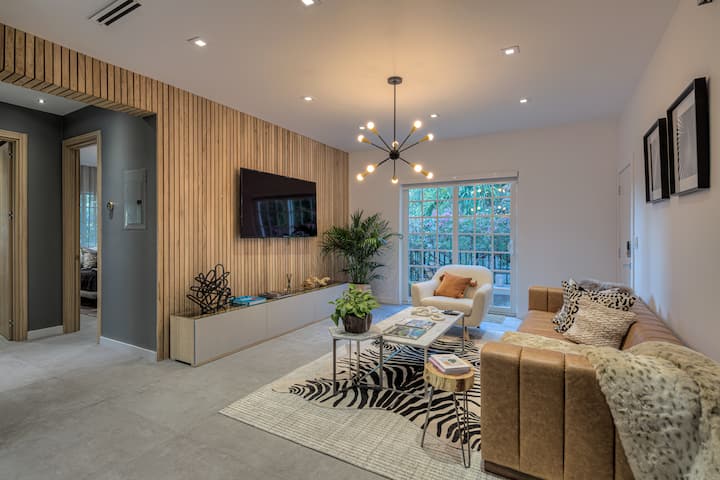 Luxury 2 Bed Apt, Private Balcony, By Lincoln Rd - South Beach, FL