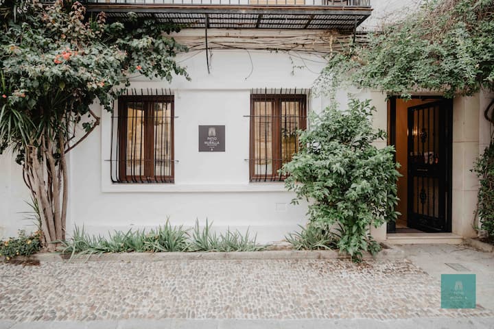 Patio De La Muralla - Córdoba