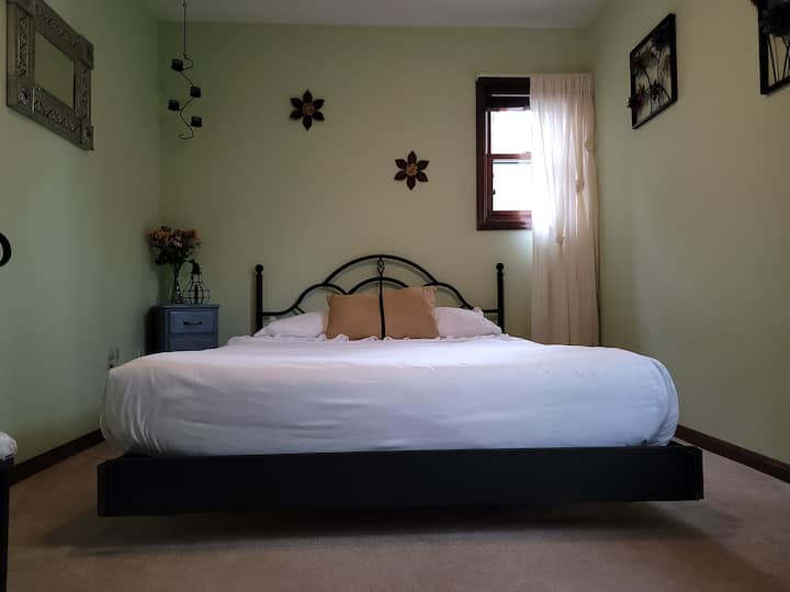 Cozy Peaceful Bedroom Near Airport & Summer Fest - Milwaukee