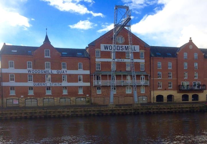 Stylish 2 Bed Riverside Apartment In Central York - York