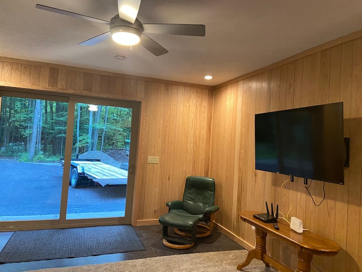 Cozy Cabin With Private Hot Tub - Erie, PA