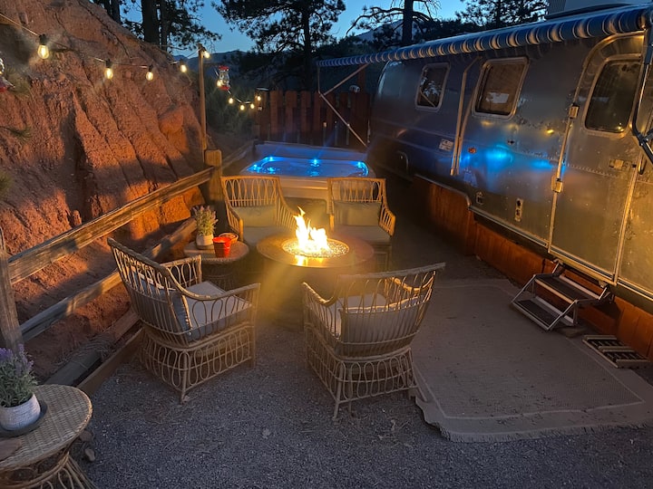 Vintage 1977 Airstream That Sleeps 2 People! - Woodland Park, CO