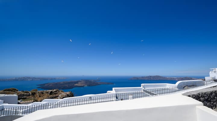 Calderini Villa - Luxurious Stay With Caldera View - Santorini