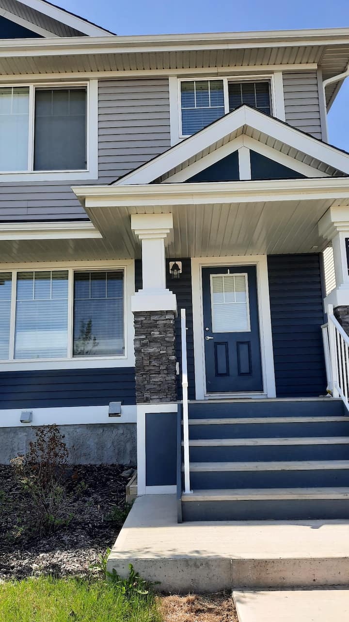 Elegant 3-bedroom Home W/a Relaxing King Suite - Fort McMurray