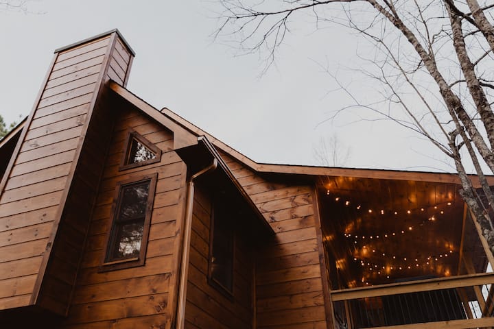 Blackberry Cabin
A Cozy Modern Cabin - Blue Ridge, GA