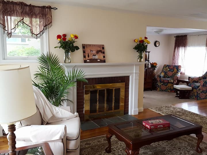3 Bedroom Impeccable Private Home, Quiet Street - Dedham, MA
