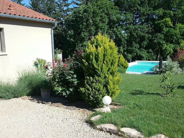 Chambre Dans Maison Avec Piscine.
Hauts De Cluny. - Cluny