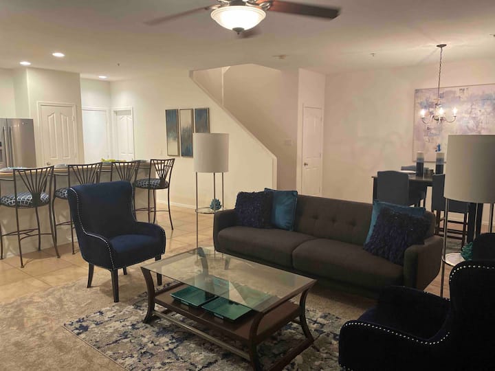 Entire Contemporary Luxury 3-bedroom Townhouse! - Mesa