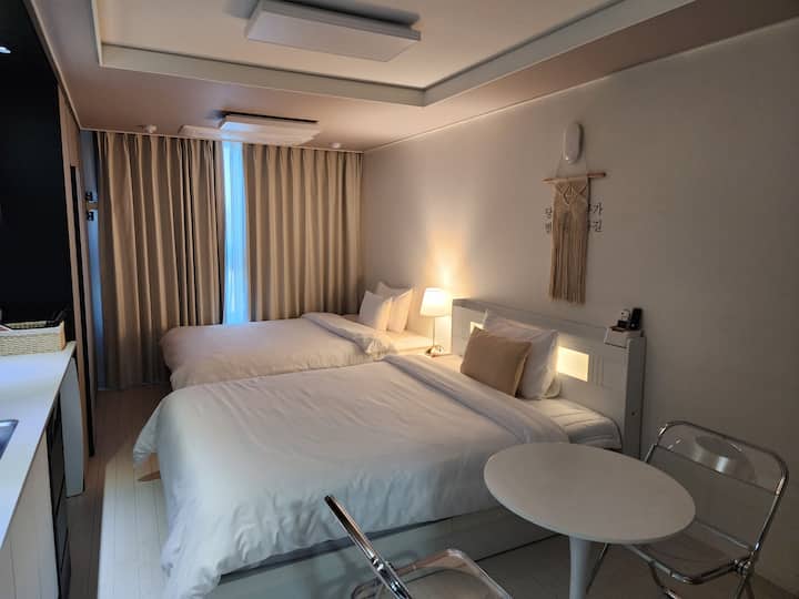 12시퇴실#리뷰#동성로&중앙로역1분#퀸침대2개#스마트tv50#스타일러#종로&교동#암막커튼 - Daegu