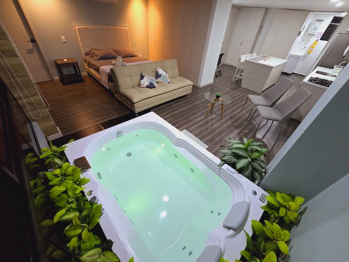 Loft Lujoso Medellín, /Poblado/ Lleras/jacuzzi/ac - Medellín