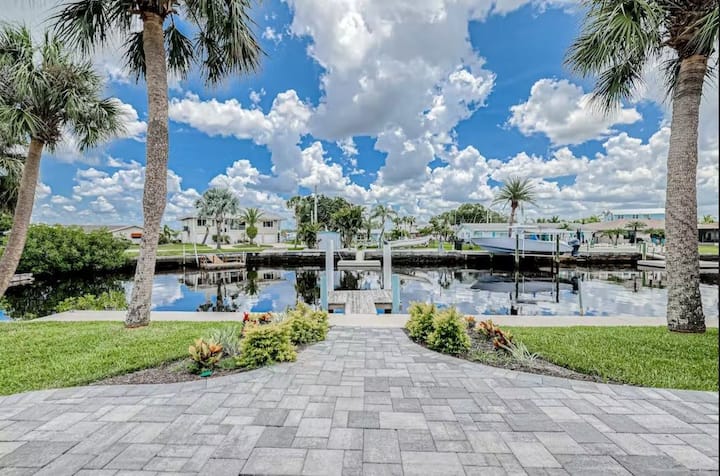 Beautiful Waterfront Home On Quiet Cul-de-sac - New Port Richey, FL