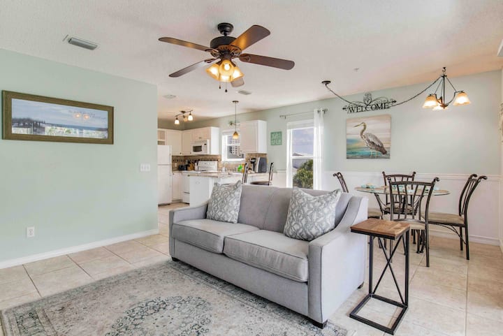 Relaxing Retreat. Pool. Steps From Beach. Sleeps 9 - Navarre Beach, FL