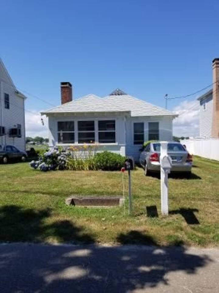 Seasonal Quaint Beach Cottage Short Walk To Beach. - Old Saybrook, CT