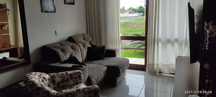 Casa Agradável, Com Ar, 15 Min Da Praia Se For Andando De Carro Da 5 Min, Dois Quartos, Uma Suíte, Um Banheiro, Garagem Para Um Ou Dois Carros, Depende Do Tamanho, Pátio Bem Fechado. - Xangri-Lá