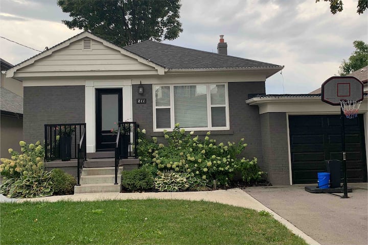 Cute & Quaint 2 Bedroom Main Floor W/ Parking - Toronto