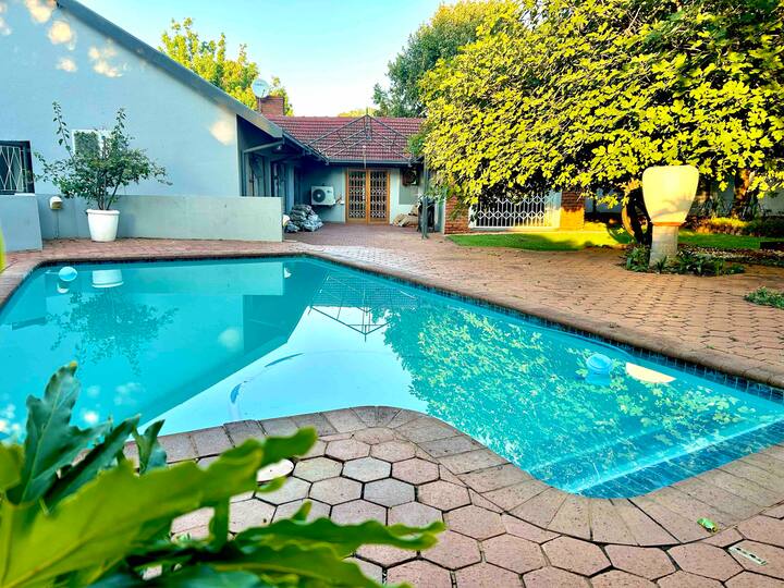 Spacious Holiday Home With Pool - Hartbeespoort