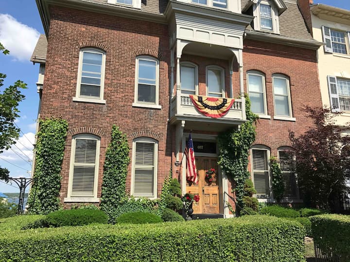 Beautiful Historic Row House - Geneva, NY