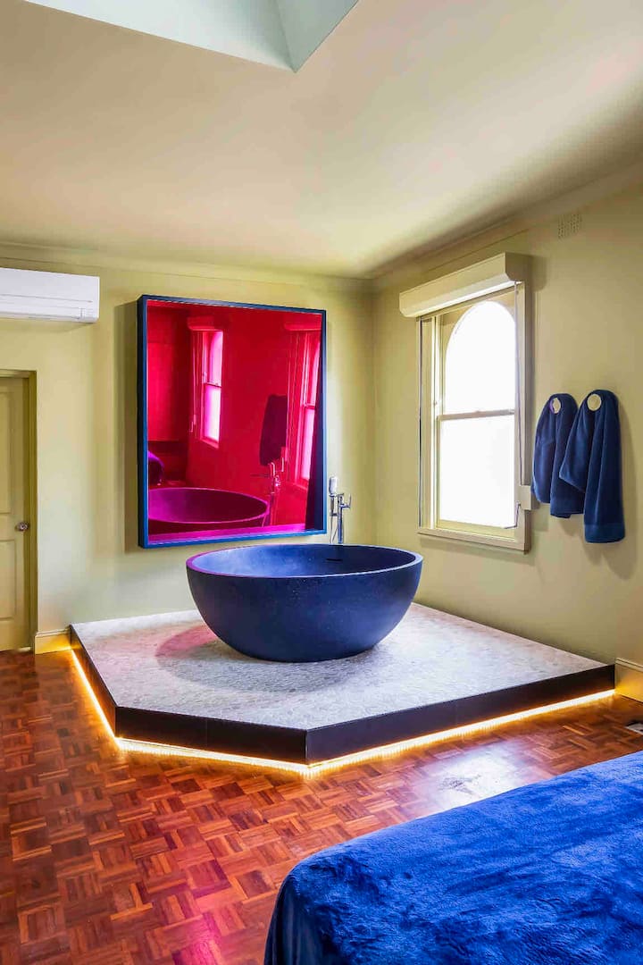 A Luxury Space In Victorian Mansion. Hot Tub! - Sydney