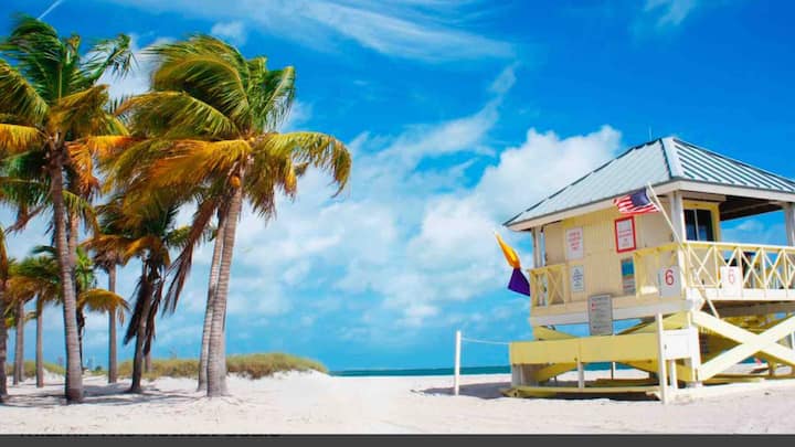 Key Biscayne 5 ⭐️Steps To Beach, Monthly Options - Key Biscayne, FL