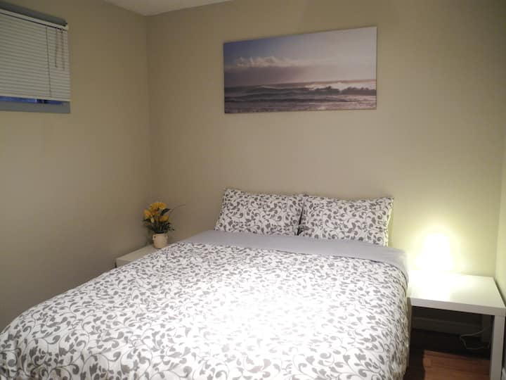 Inner City Room - Queen Bed, Kitchen, Washer, Wifi - Calgary