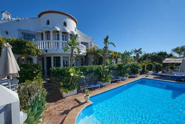 Pool, Jacuzzi, Bar, Football, Wifi, Air Con. - Estepona