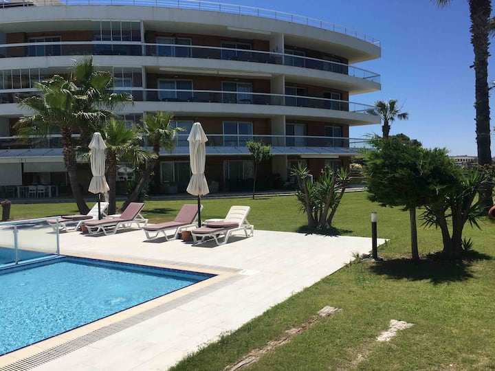 ÇEşmede Denize Sıfır Havuzlu Kiralık 2+1 Residance - Çeşme
