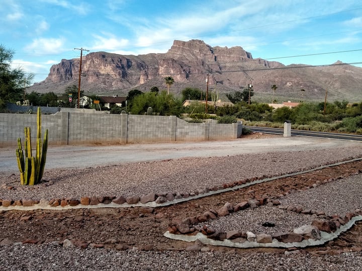 Relax In The Superstition Mountains - 阿帕奇章克申