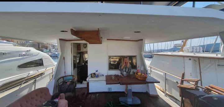 Vacances De Rêve Sur Un Bateau Port De La Castagna - Corsica